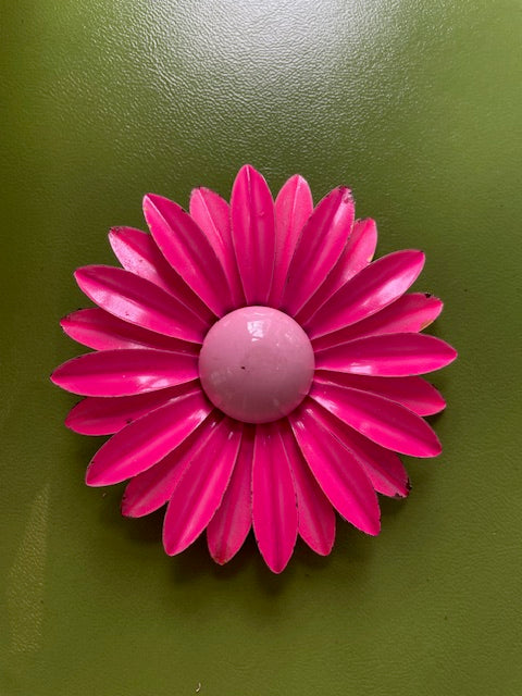 Pink metal flower – Cheeky Vintage